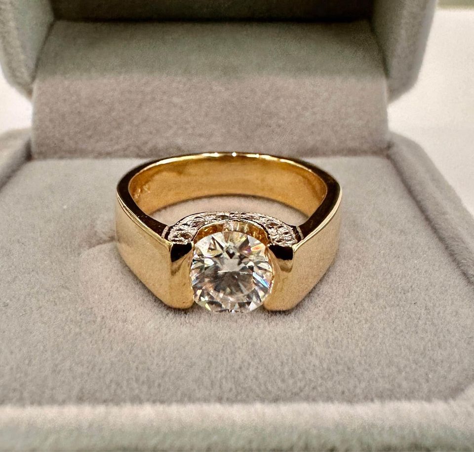 Solitaire Engagement Ring In Heavy Tension Mount Setting 1.00carat Cen